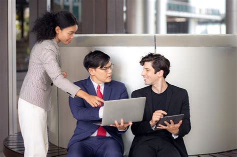 현대적인 사무실 환경에서 노트북과 태블릿으로 협업하는 다양한 팀과의 비즈니스 회의 3 명에 대한 스톡 사진 및 기타 이미지 3 명 개발 경영자 Istock