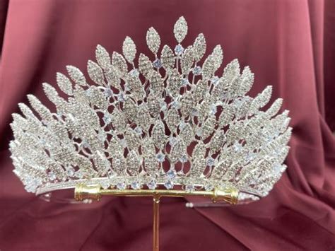 تاج باللون الذهبي مع كرستال ابيض الاميرة والوحش للفضة