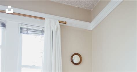 흰색과 갈색 흔들 의자 흰색 페인트 벽과 흰색 창 커튼 근처 사진 Unsplash의 무료 내부 이미지