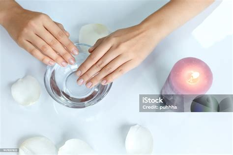매니큐어입니다 물에 몸을 담근 채 완벽 한 손톱 가진 여성 손 깨끗한에 대한 스톡 사진 및 기타 이미지 깨끗한 꽃잎 매니큐어 미용술 Istock