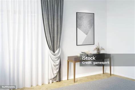 하얀 벽에 조명 된 수직 포스터가있는 밝은 방 꽃병에 꽃 고전적인 회색 커튼이있는 큰 창문 근처의 콘솔에 장식 쪽모이 세공 마루 바닥에 회색 카펫 안위에 대한 스톡 사진 및