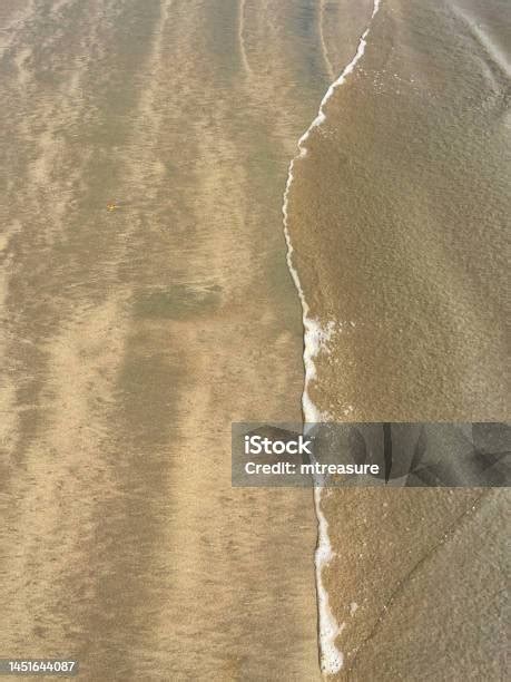 해변 모래 잔물결 물가의 벽지 배경 물 모래 패턴 조수와 바다 파도가 해안을 감싸는 전체 프레임 이미지 바다의 움직임 높은 전망 복사 공간 0명에 대한 스톡 사진 및 기타