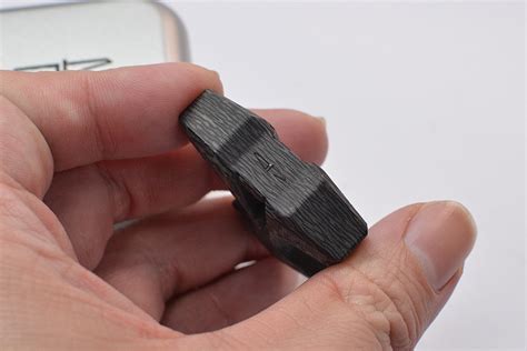 Ostap Hel 發光碳纖精密CNC紙鎮V3 瑞格華大海刀品