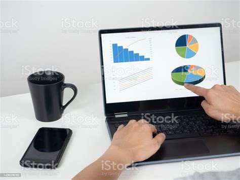 휴대 전화와 커피 컵으로 책상에서 노트북으로 작업하는 남자의 손 개념에 대한 스톡 사진 및 기타 이미지 개념 개념과 주제 공란 Istock