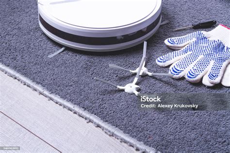 로봇 청소기의 유지 보수 브러시 및 필터 교체 마스터가 진공 청소기를 수리합니다 장갑과 마스터 도구 0명에 대한 스톡 사진 및 기타 이미지 Istock