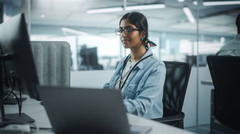 13400 Female Software Engineer Stockfotos Afbeeldingen En Royalty