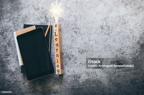 아이콘과 전자 학습의 나무 큐브 문자와 태블릿 교과서와 연필 웨비나 온라인 교육 과정 원격 학습 및 학습 인터넷 지식 기반의 교육 또는 비즈니스 개념 0명에 대한 스톡 사진