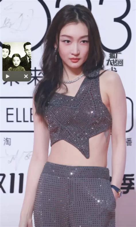 周冬雨新造型惊艳全场：灰色亮钻套装搭配披肩长发，美出新高度！