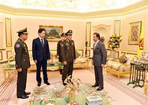 នាយឧត្ដមសេនីយ៍ វង្ស ពិសេន និងគណៈប្រតិភូចូលបង្គំគាល់ ព្រះចៅស៊ុលតង់ ព្រះមហាក្សត្រប្រ៊ុយណេដារូសាឡឹម