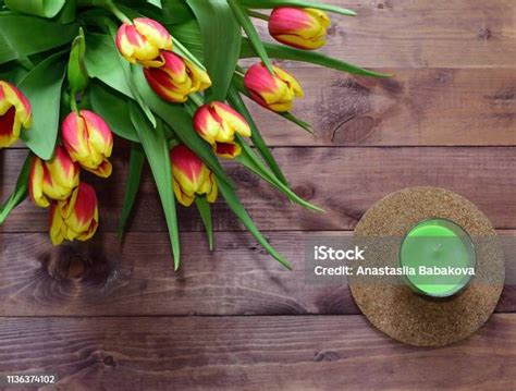 나무 배경에 촛불 튤립 꽃의 봄 부활절 꽃다발 복사 공간이 있는 뷰 0명에 대한 스톡 사진 및 기타 이미지 0명 3월 갈색 Istock