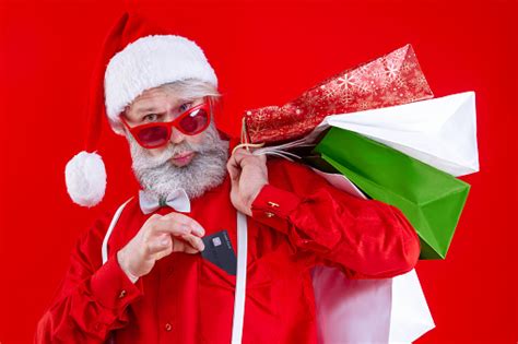 붉은 배경에 고립 된 현대 산타 클로스 메리 크리스마스와 새해 복 많은 새해 개념 12월에 대한 스톡 사진 및 기타 이미지 12월 가방 겨울 Istock