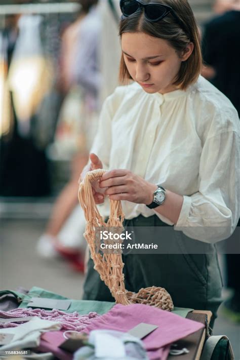 폐기물 없는 쇼핑 컨셉의 노천 시장에서 친환경 재사용 코튼 백을 선택하는 젊은 여성 0에 대한 스톡 사진 및 기타 이미지 0 가방 건강한 생활방식 Istock