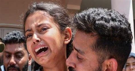 प्लीज पापा वापस आ जाओ राजौरी विस्फोट में शहीद पिता का शव देख फूट फूटकर रोई 10 साल की बच्ची