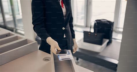 공항 체크인 카운터에 서 있는 동안 탑승권 여권 휴대폰을 들고 멸균 장갑을 낀 여성의 손을 닫습니다 사진 Unsplash의 코로나 바이러스 이미지