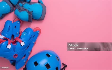 핑크 배경에 아이 롤러 블레이드 롤러 스케이트와 신체 부위 보호 상단 보기 레저 활동에 대한 스톡 사진 및 기타 이미지 레저 활동 롤러 스케이트 모던 양식 Istock