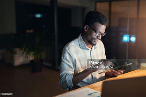 사업가 진지한 또는 태블릿 전략 재무 관리 보험 예산 또는 대화 형 데이터 분석의 야간 사무실 흑인 남성 기술 또는 금융 거래 앱에서 일하는 늦은 직원 무역에 대한 스톡
