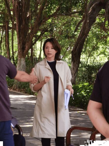 董卿休闲装丸子头现身厦门 回眸知性优雅笑容温柔 搜狐大视野 搜狐新闻