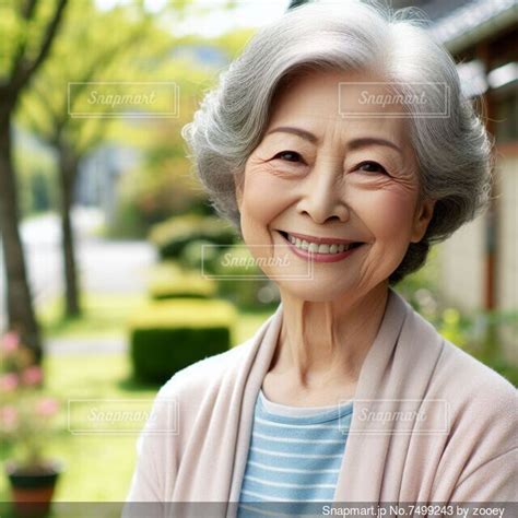 カメラに向かって笑いかける高齢女性の写真・画像素材 Snapmart（スナップマート）