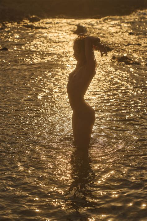 Stunning Hot Model Amelie Lou Posing Naked Under The Sun Photos