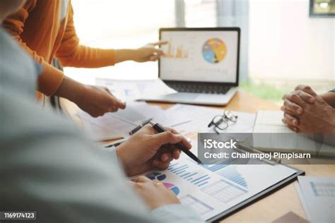 마케팅을위한 재정 계획의 프로젝트를 논의하는 비즈니스 사람들의 팀 개념에 대한 스톡 사진 및 기타 이미지 개념 개선 경영자 Istock