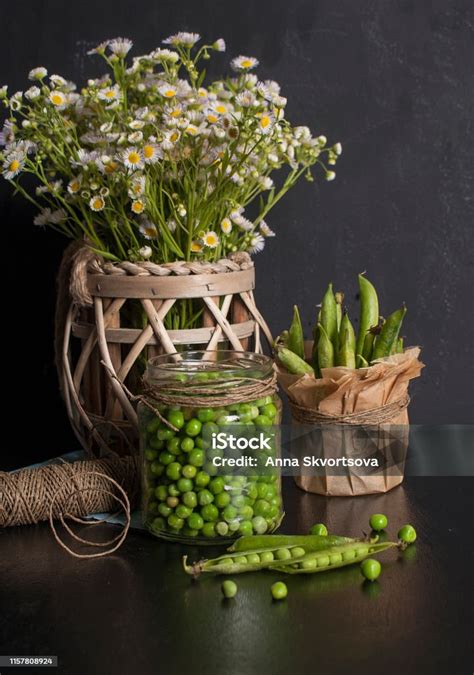 검은 나무 테이블에 녹색 완두콩과 야생화와 아름다운 여름 정물 생활 가방에 대한 스톡 사진 및 기타 이미지 가방 건강한 생활방식 건강한 식생활 Istock