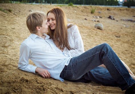 Zoete Meisje En Jongen Samen Op Het Strand Stock Foto Image Of Blij Omhelzing