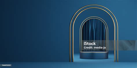 아치 커튼 및 복사 공간 배경에 금색 테두리가 있는 빈 파란색 실린더 연단 추상 최소 스튜디오 3d 기하학적 모양 개체입니다 제품 디자인 전시를 위한 모형 공간 3d 렌더링