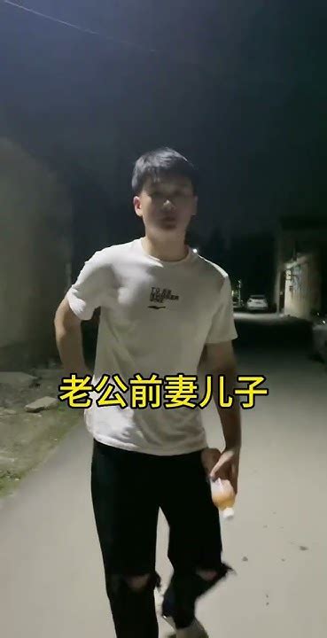 当了十年年的后妈他爸打了我，我没理他，只想出来散散步，不到5分钟的时间，没想到儿子竟然出来找我，正给我打电话呢 转头看到我，叫妈妈你别生我爸的