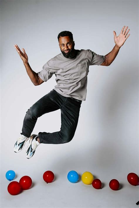 주위에 공을 들고 공중으로 점프하는 남자 사진 Unsplash의 무료 기뻐서 뛰다 이미지