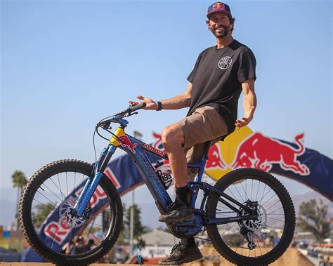 這個e 拳師不分享不行！ 編：歐的也可以孝想這個塗裝嗎⋯⋯🥰 Giant捷安特 歐亞單車行 騎爽隊 補給隊