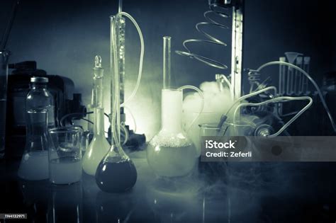 약국 및 화학 테마 연구 실험실에서 용액으로 유리 플라스 크를 테스트 합니다 과학 및 의료 배경입니다 어두운 톤 배경에 실험실 테스트 튜브 Stem 주제에 대한 스톡 사진