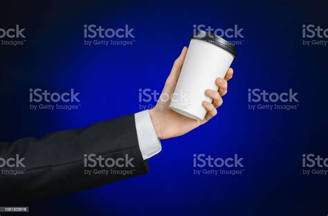 비즈니스 점심과 커피 테마 커피 광고 스튜디오에서 고립 된 진한 파란색 배경에 갈색 플라스틱 모자와 커피의 흰색 빈 종이 컵을