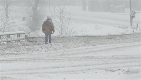 暴風雪再侵襲美國中西部 陸空交通「急凍」