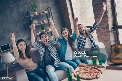 그래 그래만 세 우리는 함께 강하다 좋아하는 팀을 지 원하는 함께 시간을 보내는의 개념 집에서 소파에 앉아 손을 사용 하 여 웨이브 만들기 표시 가정 생활에 대한 스톡 사진