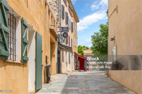 프랑스 그리마우드 의 언덕 꼭대기 마을의 역사적인 중세 중심지에있는 상점 카페 및 아파트가있는 그림 같은 거리와 골목길 생트로페즈 근처의 프랑스 리비에라의 다채로운 프로방스