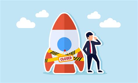 한 사업가가 바리케이드 테이프로 봉인된 로켓 옆에 서 있고 Closed라고 적힌 표지판이 있는데 이는 신생 기업 자산의 압류로 이어진 사업 파산을 보여줍니다 경제에 대한