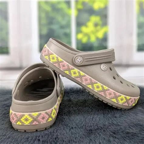 Стильні крокси — ціна 450 грн у каталозі Шльопанці Купити жіночі речі за доступною ціною на Шафі