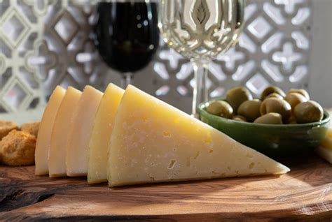 스페인 간식 타파스 얇게 썬 염소 양 망체고 치즈 녹색 올리브 0명에 대한 스톡 사진 및 기타 이미지 0명 건강한 식생활