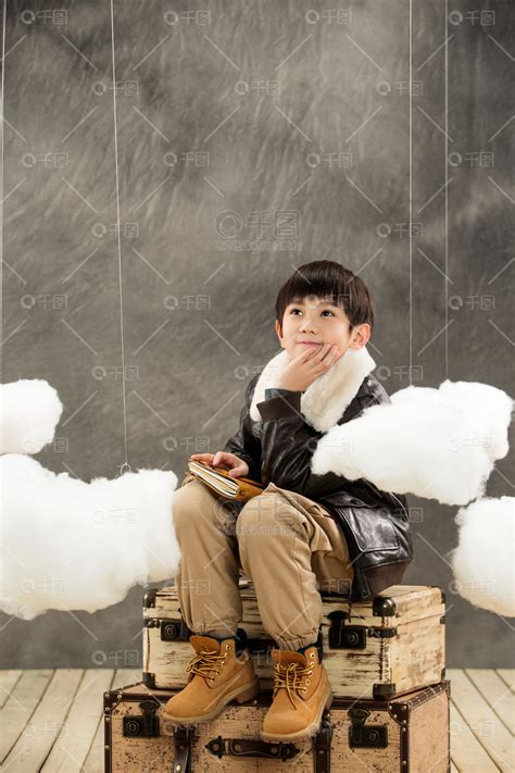 白日梦高清图片 快乐男孩坐在行李箱上幻想 人像图片免费下载 格式 3504像素 编号69391683 千图网