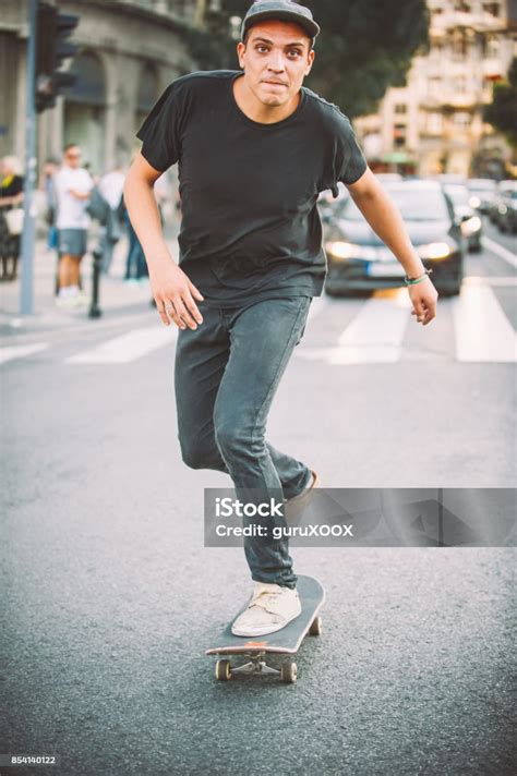 자동차와 교통을 통해 거리에 스케이트를 타고 프로 스케이팅 롱보드 스케이팅에 대한 스톡 사진 및 기타 이미지 롱보드 스케이팅 거리 교통 Istock