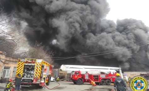 Як ліквідовували вчорашню пожежу на складі у столиці показали в епічних