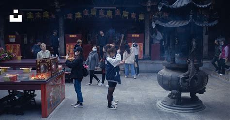 건물 주위에 서 있는 한 무리의 사람들 사진 Unsplash의 무료 마즈 이미지