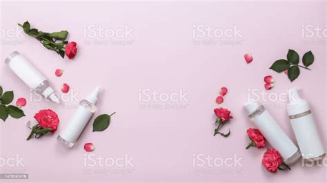 천연 유기농 에코 화장품 뷰티 스파 브랜딩 모형 크림 혈청 장미 잎과 화장품 용기는 분홍색 배경에 나뭇잎 플랫 레이 평면도 브랜딩을 위한 빈 레이블 0명에 대한 스톡 사진