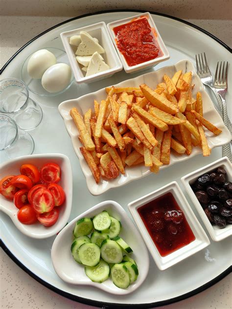 Flavorful 갈라지다 감자튀김 계란 끓인 야채 녹색 다이어트 러스틱 맛 반데 자 데 카페 다만 하 블랙 올리브 사탕 선명한 소금 통 소스