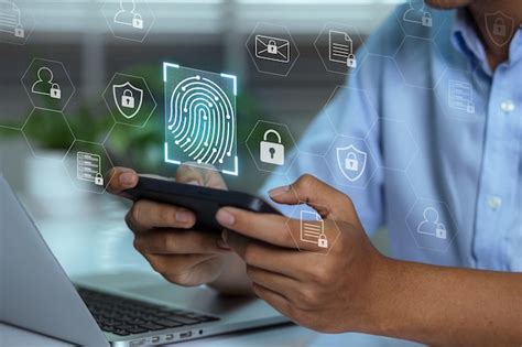 Um Usuário Acessa Os Dados Do Documento Através De Um Laptop E Um
