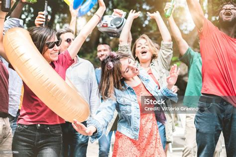 파티 사람들이 춤을 추고 큰 파티에서 즐거운 시간을 보내십시오 여름 옥상 파티에서 음악을 즐기고 손을 움직이는 친구 댄스