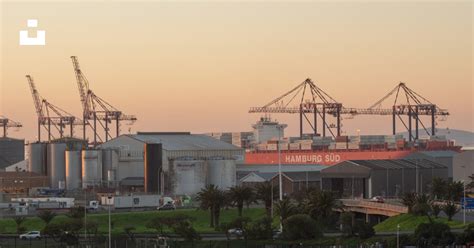 낮에는 녹색 나무 근처의 흰색과 빨간색 콘크리트 건물 사진 Unsplash의 무료 부두 이미지