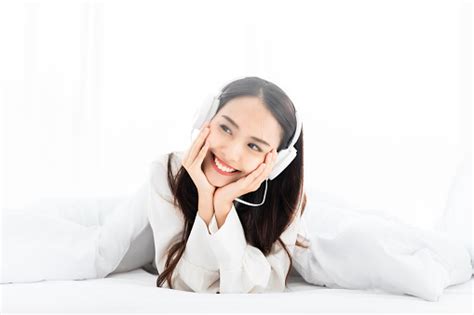 아름다운 젊은 아시아 여자 에 헤드폰 듣고 음악을 듣고 아침 시간에 침실에 침대에 누워 20 29세에 대한 스톡 사진 및 기타 이미지 20 29세 건강한 생활방식