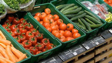 Некаде нема овошје и зеленчук а некаде е по стара цена Како се спроведува замрзнувањето