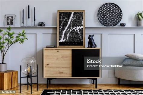 모의 포스터 프레임 디자인 나무 Commode 램프 꽃 장식 식물 선반 과 세련된 홈 장식의 개인 액세서리와 현대적인